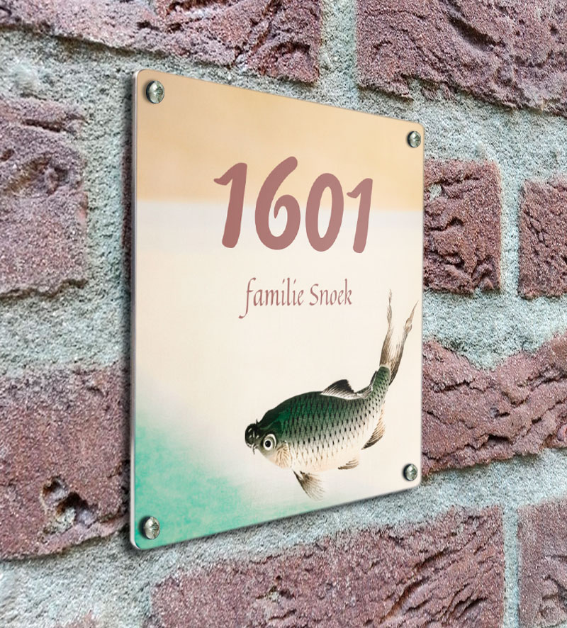 Origineel Huisnummerbordje met Karper. Leuk als Fotocadeau!